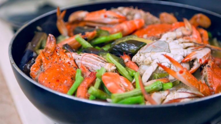 VIDEO. Voici la recette du « Mokary au coco », le célèbre beignet ...